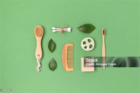 녹색 파스텔 배경에 개인 위생을위한 제로 폐기물 액세서리의 레이아웃 개인 장식품에 대한 스톡 사진 및 기타 이미지 개인 장식품 이빨 0 Istock
