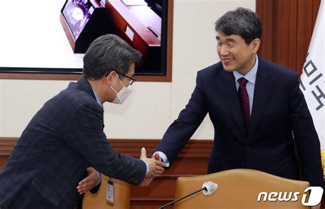 인사하는 이주호 부총리와 오석환 교육비서관
