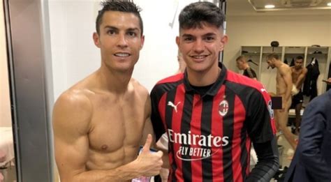Jogador Do Juventus Aparece Nu Em Foto Postada Em Rede Social