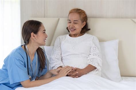 Premium Photo Nurse Take Care Patient Elderly Senior Woman Talking