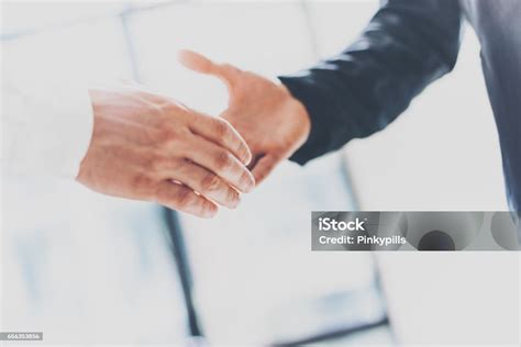 關閉了視圖的業務夥伴關係握手的概念照片二商人握手過程交易成功後偉大的會議橫向的 模糊的背景 照片檔及更多 人 照片 人 人力資源 人性