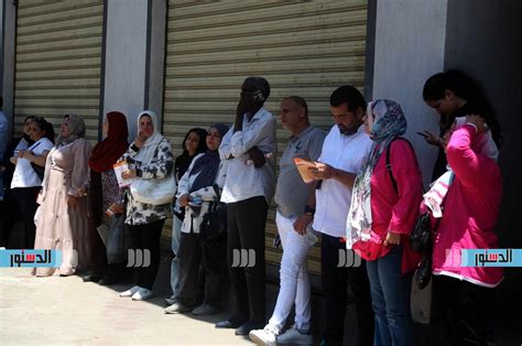 قلق وترقب أولياء الأمور ينتظرون أبنائهم أمام لجان الثانوية العامة