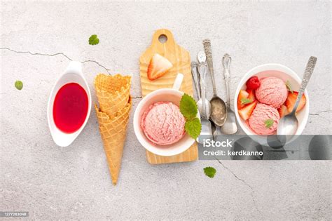 콘크리트 배경에 흰색 그릇 설정 딸기 아이스크림 맛 여름과 달콤한 메뉴 개념 건강한 생활방식에 대한 스톡 사진 및 기타 이미지