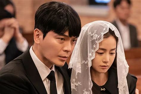 Ким Сон О пытается успокоить перепуганную Ким Тэ Хи в дораме Дом с внутренним двором