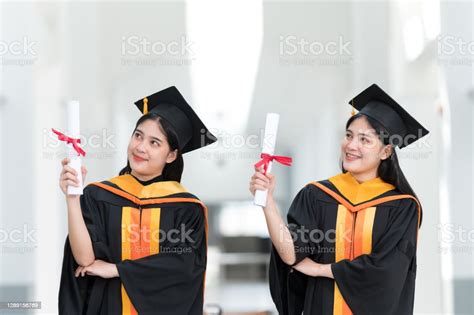 검은 모자를 쓰고 있는 여성 대학 졸업생들 노란 술 졸업식날 미소와 행복 20 24세에 대한 스톡 사진 및 기타 이미지 20 24세 2명 검은색 Istock