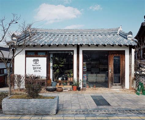 홍예서림 또각 또각 소녀는 손톱을 깎습니다 할머니는 할아버지의 손톱을 깎아 줍니다 엄마는 부풀라 오른 배