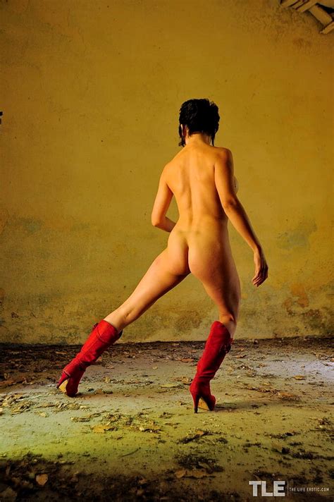 Smoking Hot Zeo Seductively Dance Naked Giving Us The Perfect View Of Her Lusty Body In The Life