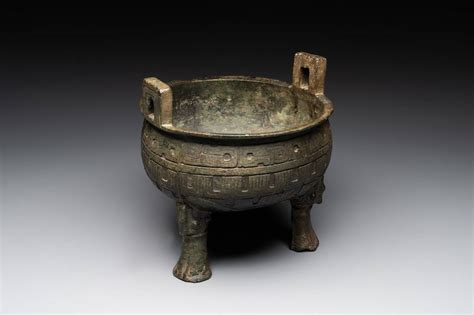 A Chinese Archaic Bronze Tripod Food Vessel Ding Han Auction