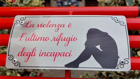 Violenza Sulle Donne Ammanettata Poi Botte Stupro E Le Scuse