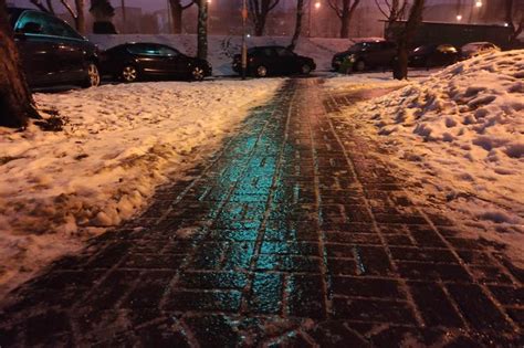 Pot Na Go Oled W Warszawie Chodniki A L Ni Od Lodu O Wypadek