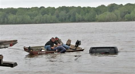 Mulher desaparece por dois dias e é encontrada viva em carro submerso Portal Do Urubui