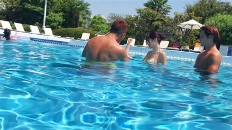 プールナンパ×さえちゃん編】真夏のプールでイ〇スタ女子を確保せよ！彼氏と四か月ご無沙汰なビキニお姉さんはフェラするだけで濡れるドスケベ女