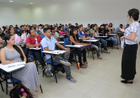 Alunos Aprendem A Usar Redes Sociais Em Curso De Marketing Digital Para