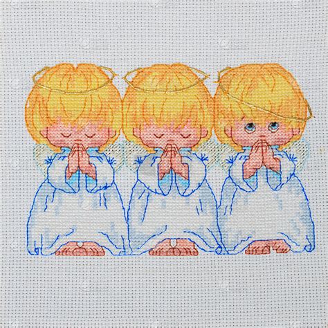 白布上绣着三个小天使。