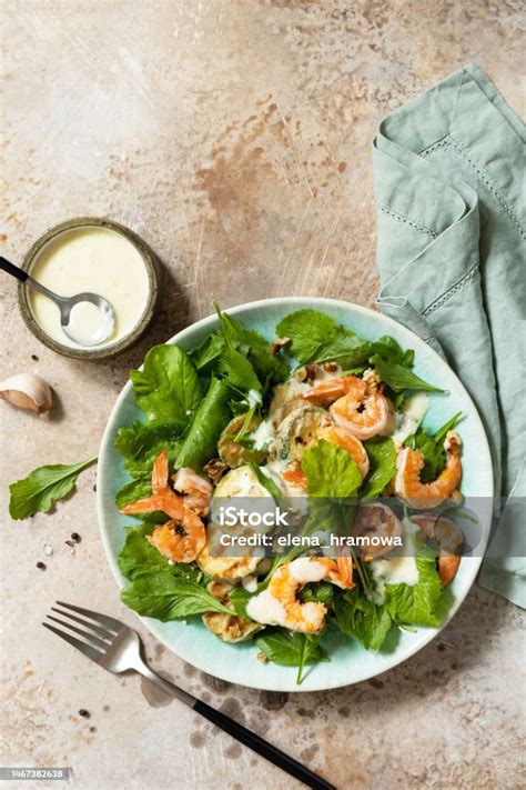 건강 한 음식 개념입니다 채식 야채 저탄수화물 점심 그릇 다이어트 샐러드 새우와 Arugula 구운 호박과 호두 위에서 본 모습 공간을 복사합니다 샐러드에 대한 스톡 사진