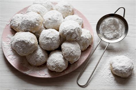 수 제 화이트 멕시코 웨딩 쿠키 위에 핑크 플레이트에 화이트 나무 표면 클로즈업 0명에 대한 스톡 사진 및 기타 이미지 0명 가루 설탕 계절 Istock