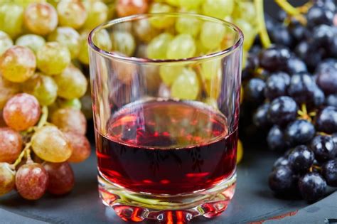 Una Copa De Vino Con Un Racimo De Uvas Verdes Foto Gratis