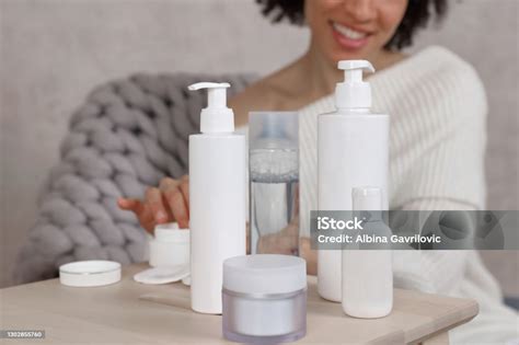 모이스처라이징 크림을 바르는 여성 집에서 뷰티 루틴 스킨 케어 제품에 대한 선택적 초점 복사 공간 가꿔주기에 대한 스톡 사진 및
