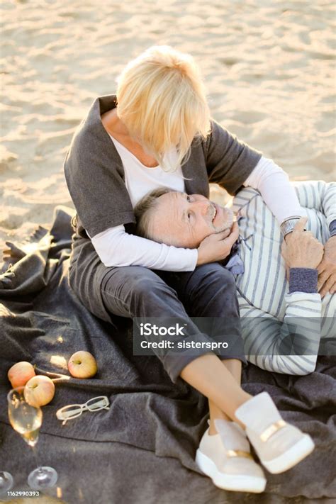 수석 백인 남편 누워 에 아내 무릎 과 격자 무늬 샴페인 과 과일 에 모래 해변 2명에 대한 스톡 사진 및 기타 이미지 2명