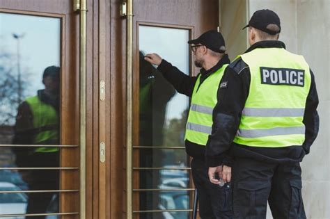 この猫に触るなと言われたが、彼は耳を貸さなかった 数日後、警官が彼のドアをノックした。 Page 2 Of 50 Daily Tricks