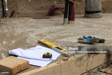 건설 현장의 콘크리트 바닥에 자리 잡은 건설 대상 및 도구 Diy에 대한 스톡 사진 및 기타 이미지 Diy 디자인 서류
