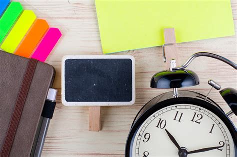 텍스트 알람 시계 스티커 종이와 책상에 일기에 대 한 나무 간판 템플릿 배경 0명에 대한 스톡 사진 및 기타 이미지 0명 개념 고정됨 Istock