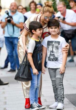 Celine Dion pose avec ses fils Eddy et Nelson devant le Royal Monceau à Paris Gala