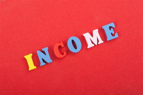 다채로운 Abc 알파벳 블록 나무 편지에서 구성 된 빨간색 배경에 소득 단어 광고 텍스트에 대 한 공간을 복사 학습 영어 개념입니다 0명에 대한 스톡 사진 및 기타 이미지