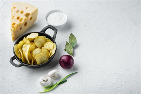 치즈와 양파를 곁들인 맛있는 바삭한 감자 칩 디핑 소스 토마토 딥 사워 크림 화이트 스톤 표면에 텍스트 복사 공간 0명에 대한