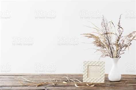 오래된 나무 선반에 흰색 꽃병에 프레임과 말린 꽃 0명에 대한 스톡 사진 및 기타 이미지 0명 가정의 방 공란 Istock