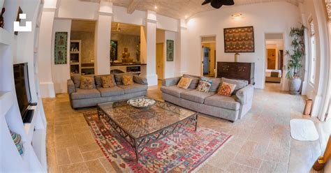 회색과 흰색 꽃무늬 소파 세트와 갈색 천장 선풍기가 있는 거실 사진 Unsplash의 무료 여행하다 이미지