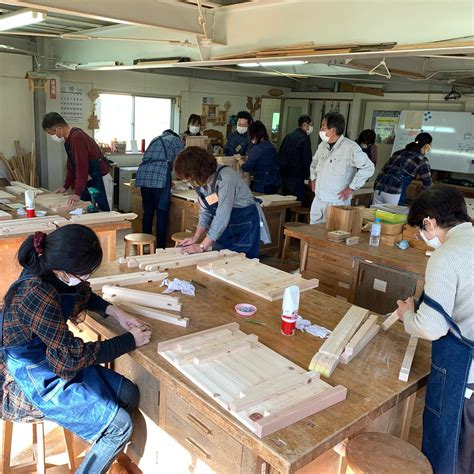 能代市木の学校 10月28日、29日に今月の木工教室が行われました。 作品は『折りたたみテーブル』