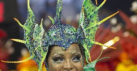 브라질 카니발 개막 화려한 퍼레이드