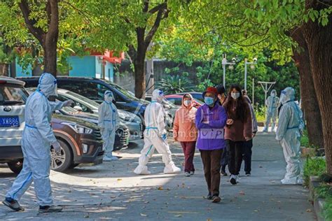 上海：社区志愿者助力疫情防控 人民图片网