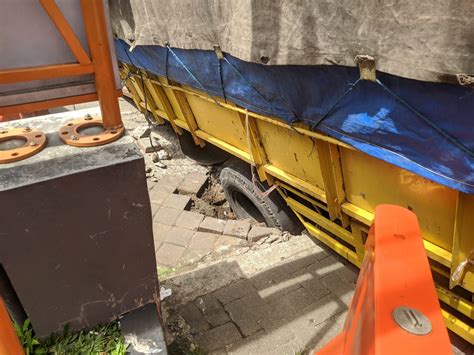 Truk Pengangkut Beras Bulog 4 Ton Ambles Di Pintu Masuk Pasar Manis