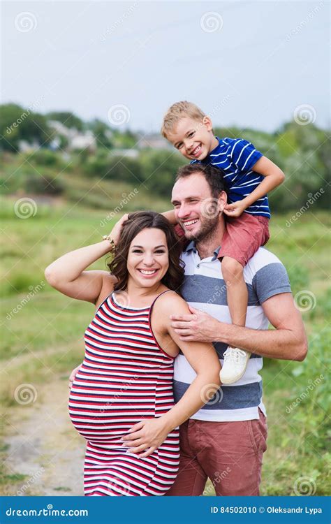 Famille Heureuse Maman Enceinte Papa Avec Le Fils Photo Stock
