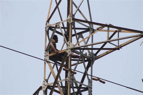 ११ घण्टा हाइटेन्सन लाइनको टावरमा बसेका माझी माग पूरा प्रतिवद्धता गराएर