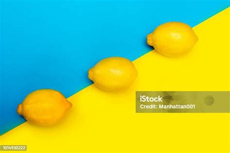 3 노란색 레몬 노란색파란색 바탕에 연속 정상에서 전망입니다 0명에 대한 스톡 사진 및 기타 이미지 0명 과일 노랑 Istock