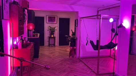 Schlieren Domina Züchtigt Gäste In Ihrem Bdsm Studio Zilcqg