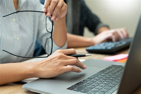 협업 소프트웨어 엔지니어 웹 사이트 개발자 기술 또는 프로그래머가 공동 작업 공간 사무실 회사의 파트너와 함께 화면에 시작 Ai 응용 프로그램 프로젝트에서 코딩을 작업 2