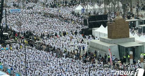 [뉴스1 Pick] 광화문광장에 모인 태권도인 1만2000여명…기네스 기록 도전