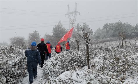 南方电网龙里供电局入冬首场大雪 红马甲出发保供电 线路 贵州省 莫宇