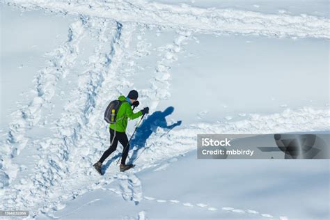 보고틴 줄리안 알프스 슬로베니아 산하 알파인 오두막에서 등산객 겨울에 대한 스톡 사진 및 기타 이미지 겨울 계곡 고개