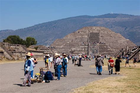 20191125 Teotihuacan México Turistas Suben Desde El Fondo Los