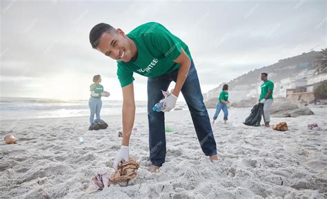 Retrato Voluntario Limpieza De Playas U Hombre Para Reciclar Botellas