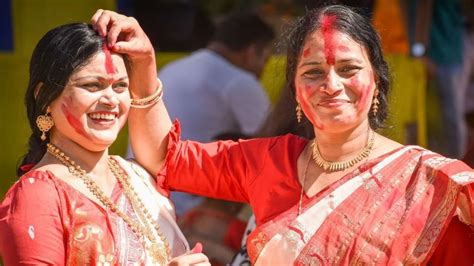 दुर्गा में पूजा में सिंदूर खेला का है खास महत्व जानिए रस्म को मनाने की