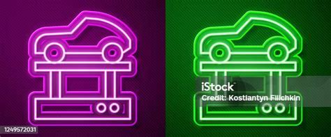 보라색과 녹색 배경에 고립 된 리프트 아이콘에 빛나는 네온 라인 수리 자동차 언더바디 서스펜션 휠 및 엔진의 수리 벡터