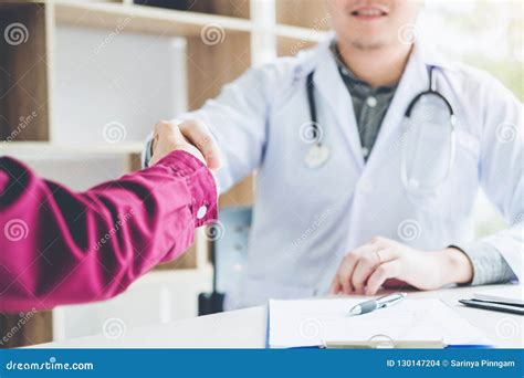 Уверенно доктор тряся руки с пациентами говорит в Hospita Стоковое Фото