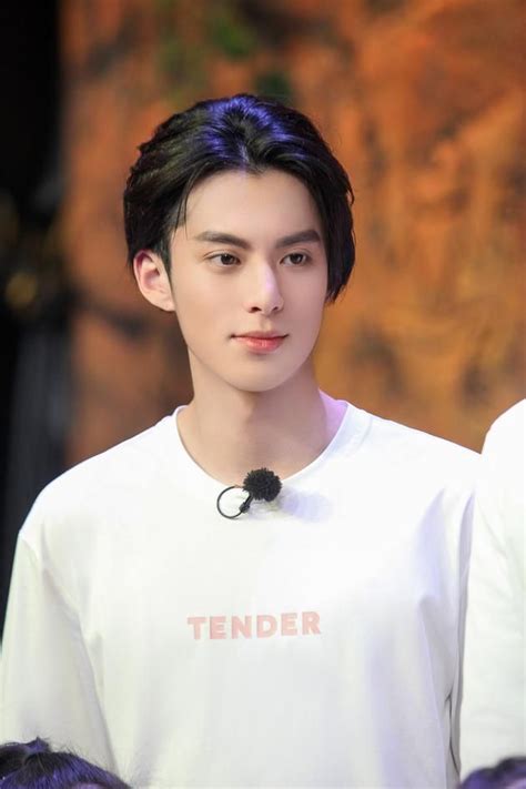ปกพนโดย Yuliya Yotova ใน Dylan Wang นกแสดง ภาพบคคล คนนารก