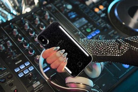 CES 2019. Мерцающий под музыку чехол LuMee для смартфонов